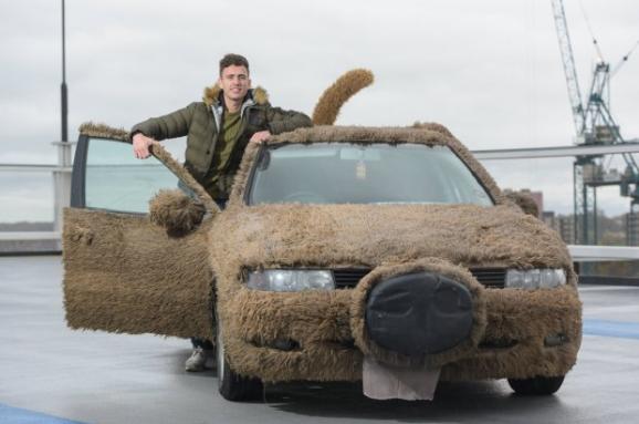 Британець перетворив машину на плюшевого пса, щоб не підвозити свою дівчину