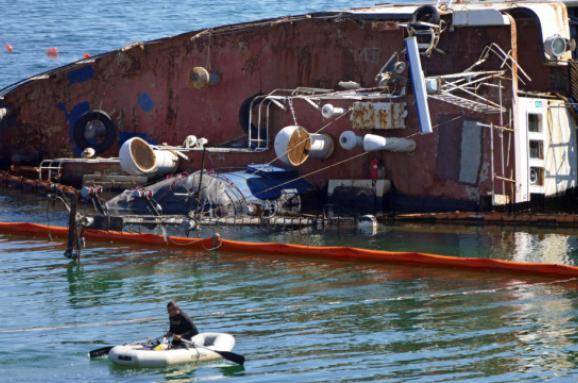 Власник затонулого танкера Delfi намагається заборонити його підіймати ...