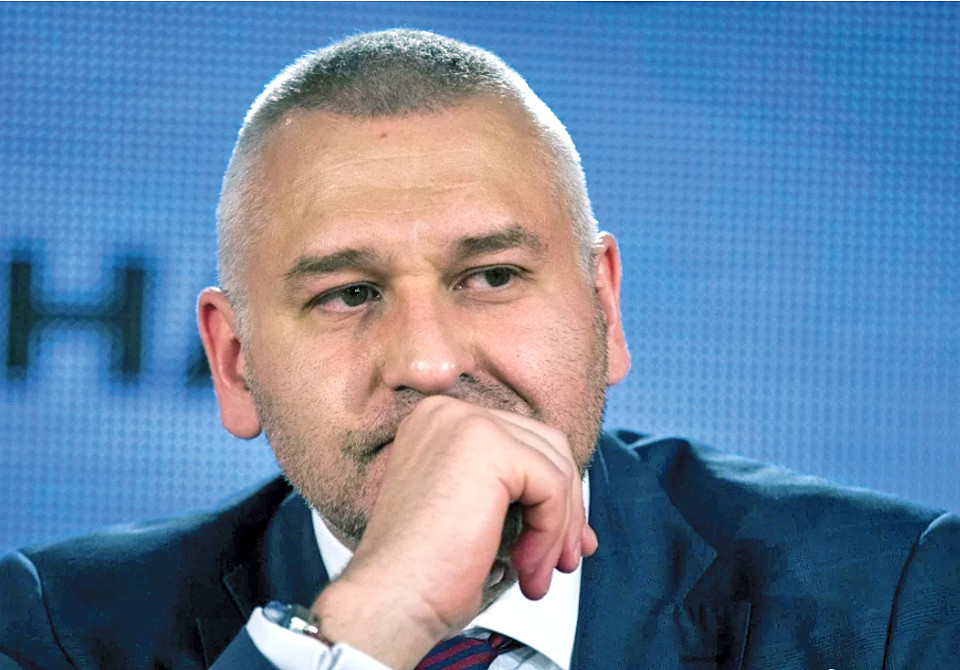 Фейгін пояснив, чому Захід відкладає постачання зброї в Україну
