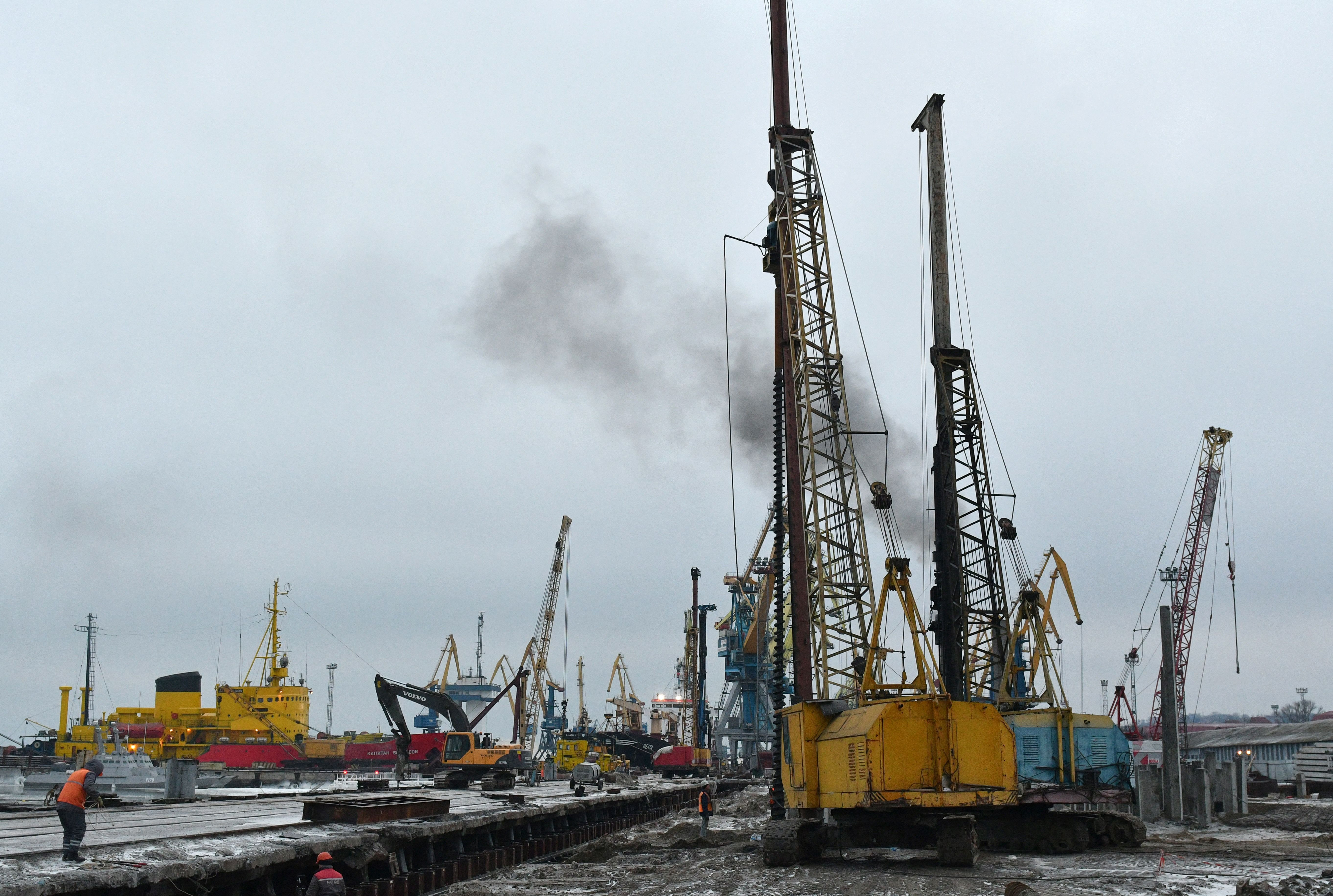 Syrian government denies Russian ships access to port in Tatrus