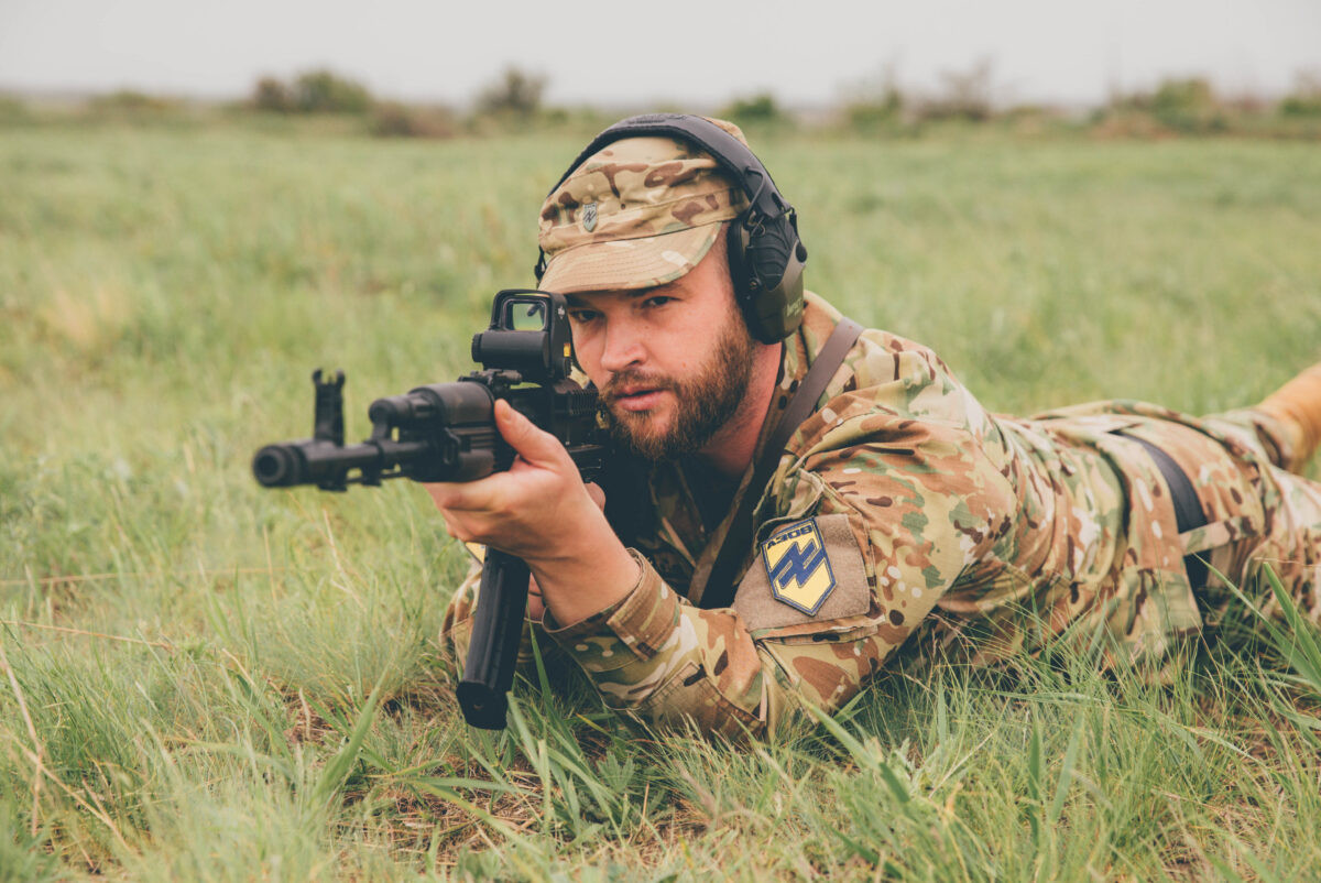 Mariupol defenders neutralize 6,000 Russians and 100 Russian armored ...
