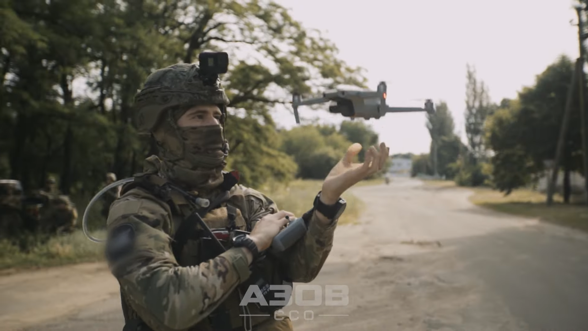 Azov shows how it hits Russian infantry fighting vehicles from the air ...