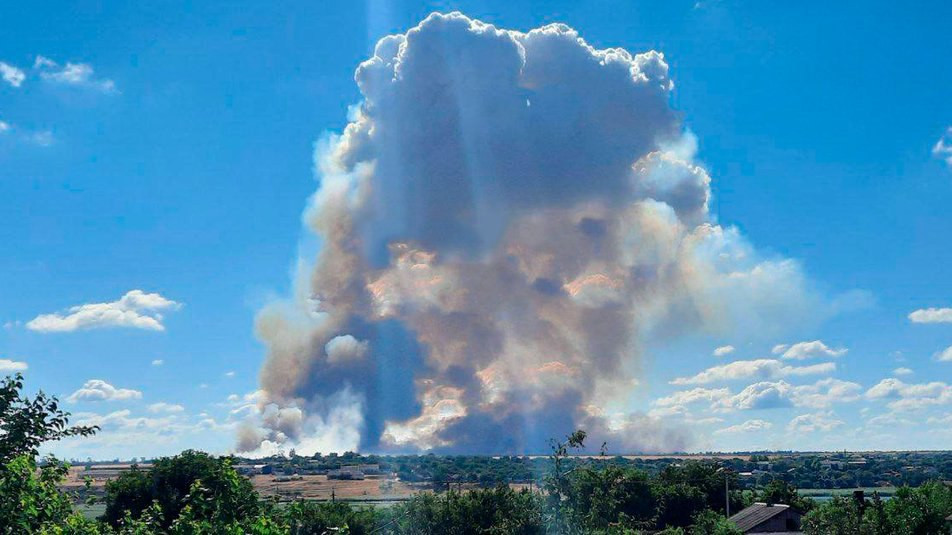 Ukrainian Armed Forces hit Russia's strategic Antonivka Bridge in ...