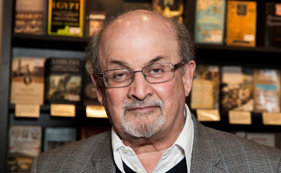 Салман Рушди тяжело ранен: поврежден глаз, рука и печень | Новости ...