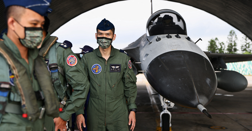 Майже 50 військових літаків Китаю за добу перетнули середню лінію Тайванської протоки