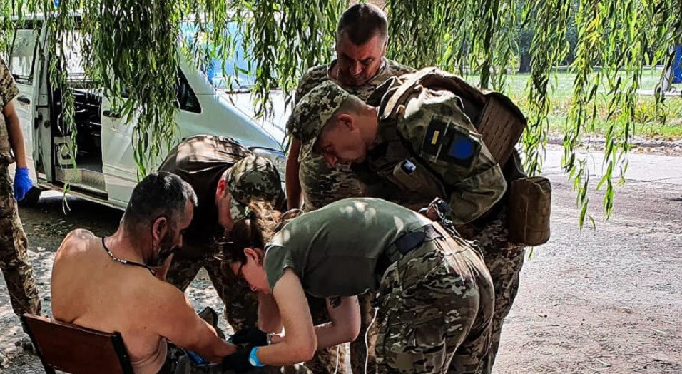 Fighters with 128th Brigade show how they help wounded in the field ...