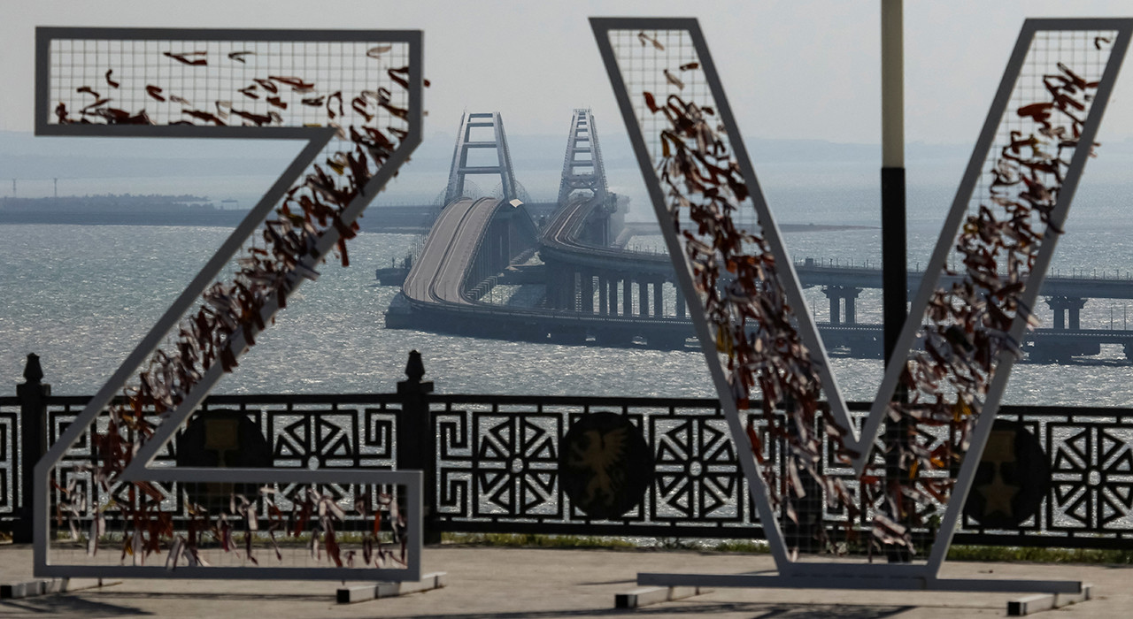 Russia keeps moving heavy armored vehicles across Kerch bridge