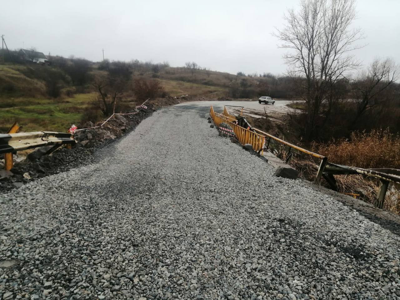 Ukrainians repair bridge across Ingulets river, which connects Kherson ...