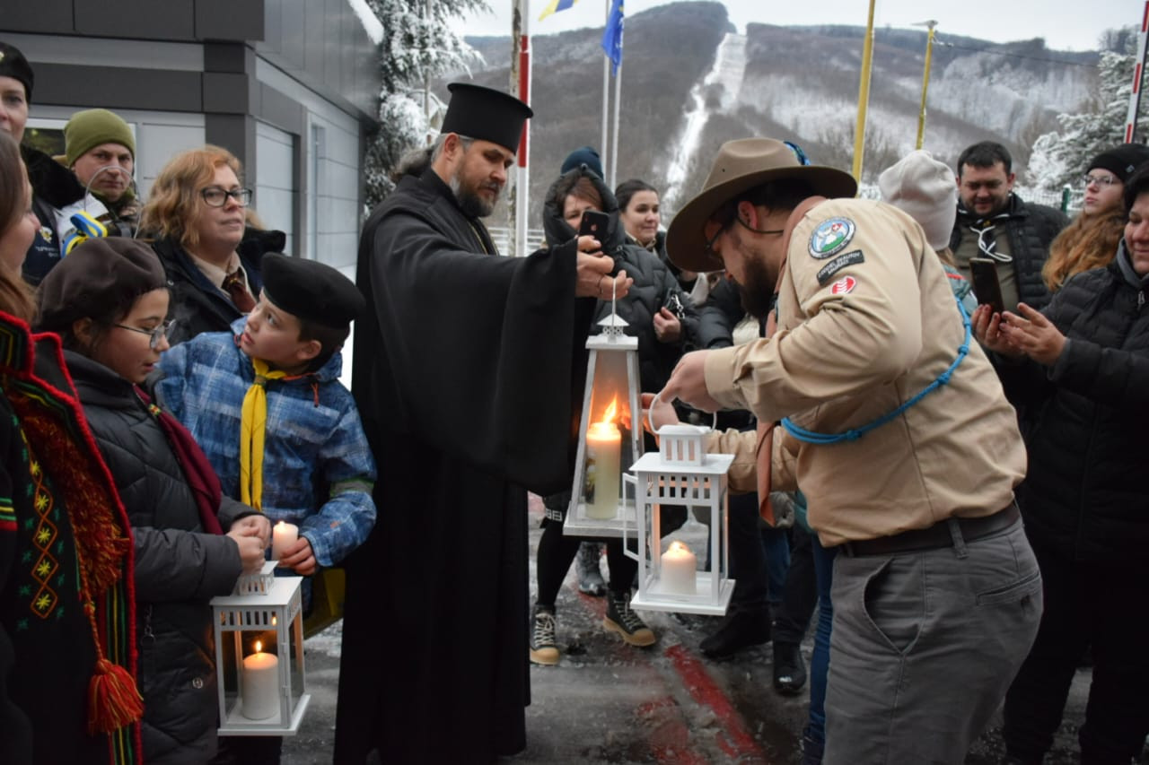 Border guards greet Peace Light of Bethlehem. Espreso