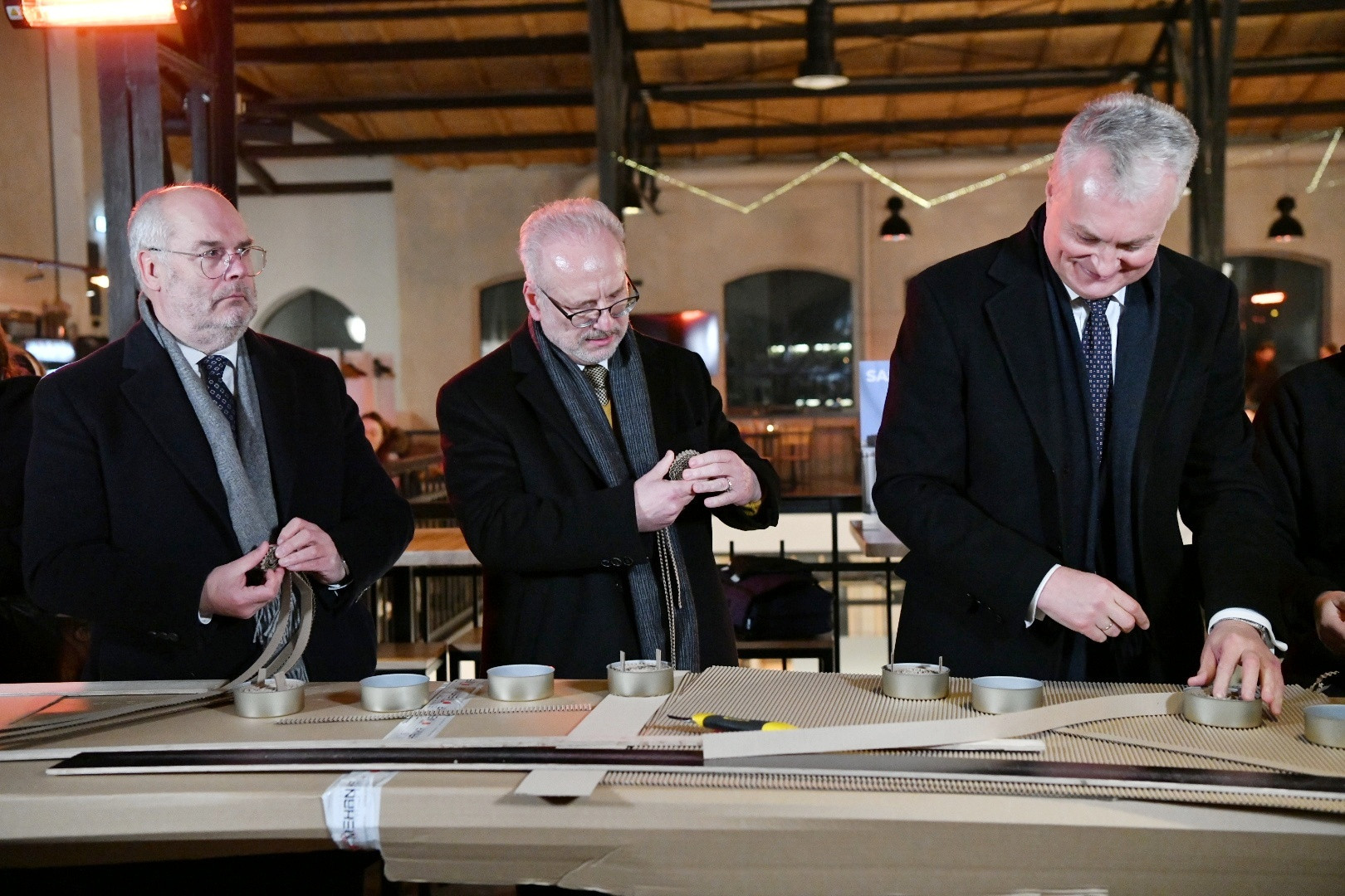 Presidents of Baltic countries make candles for Ukrainian soldiers. Espreso