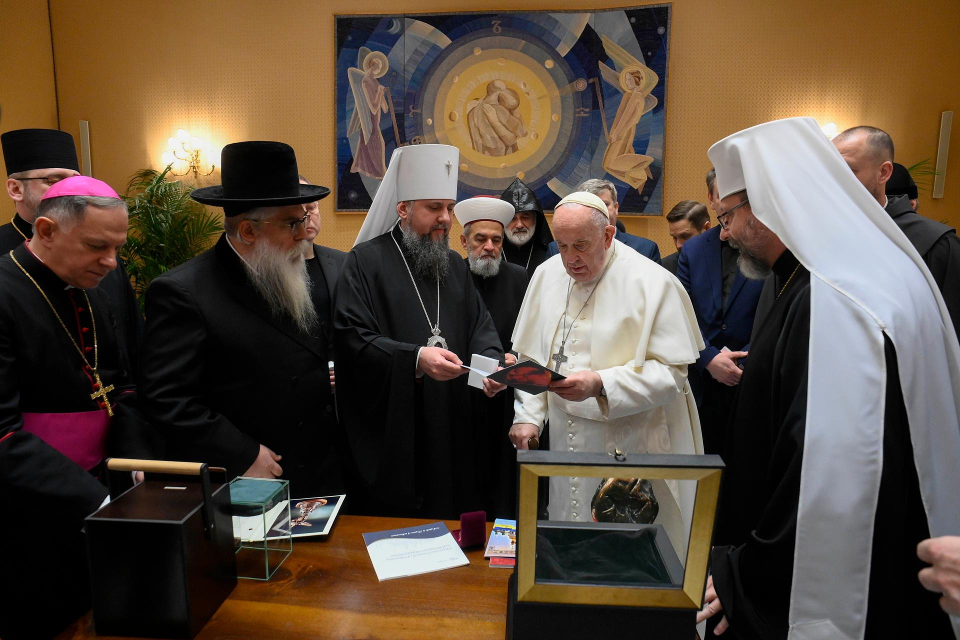 "May God bless Ukraine with peace!": Pope Francis meets with ...
