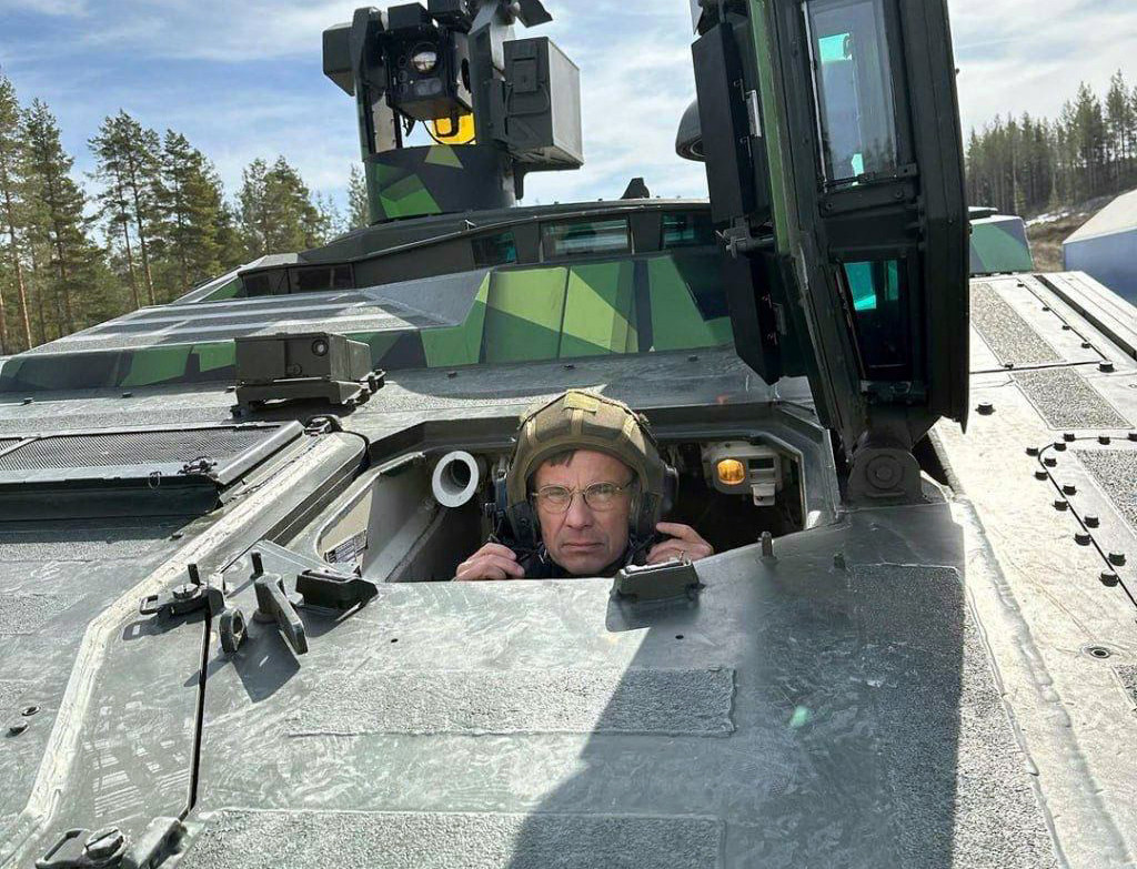 Sweden’s prime minister personally tests CV90 infantry fighting vehicle ...