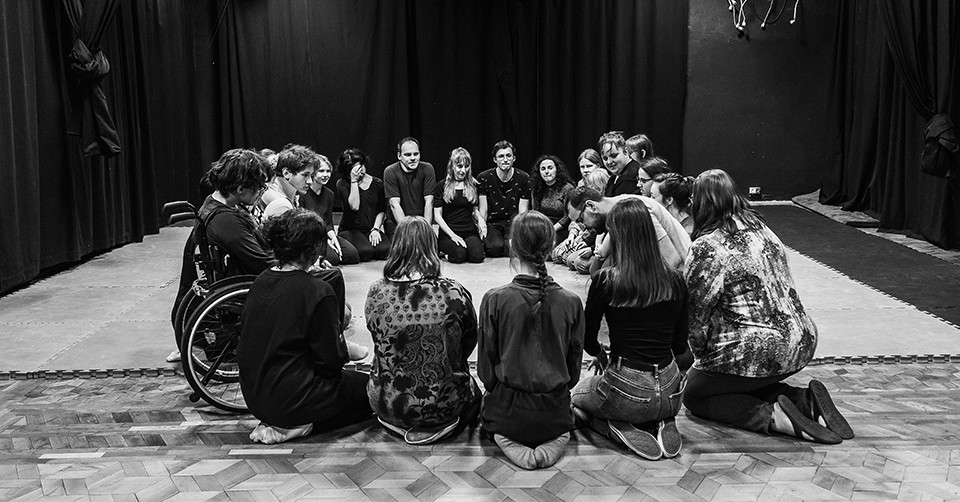 Нюанси отримання дозволу на виїзд за кордон для чоловіків-митців