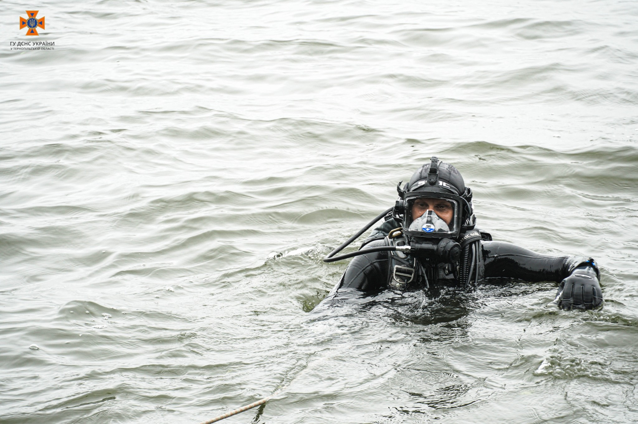 In UK, Ukrainian divers learn how to detect, defuse Russian explosives