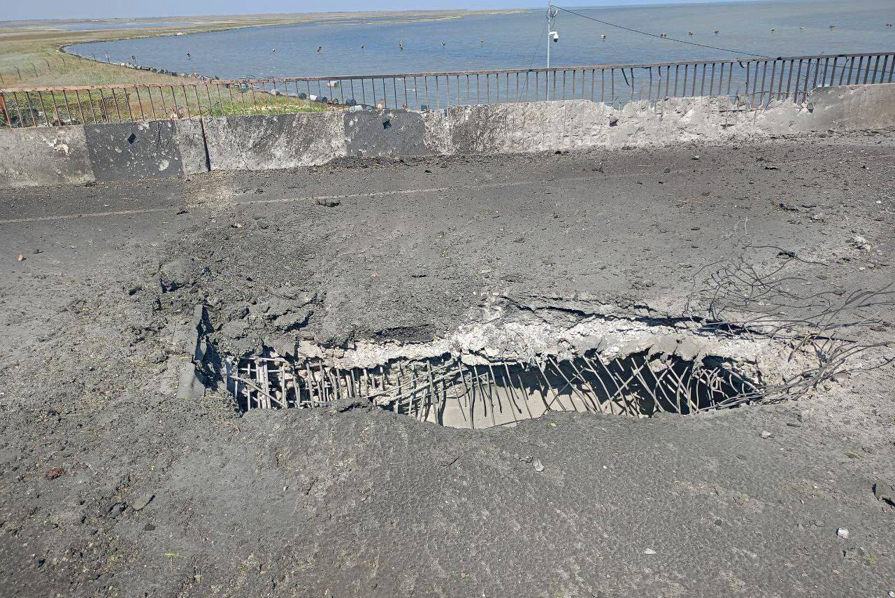 Ukrainian missiles damage bridges in Chonhar, Henichesk. Espreso