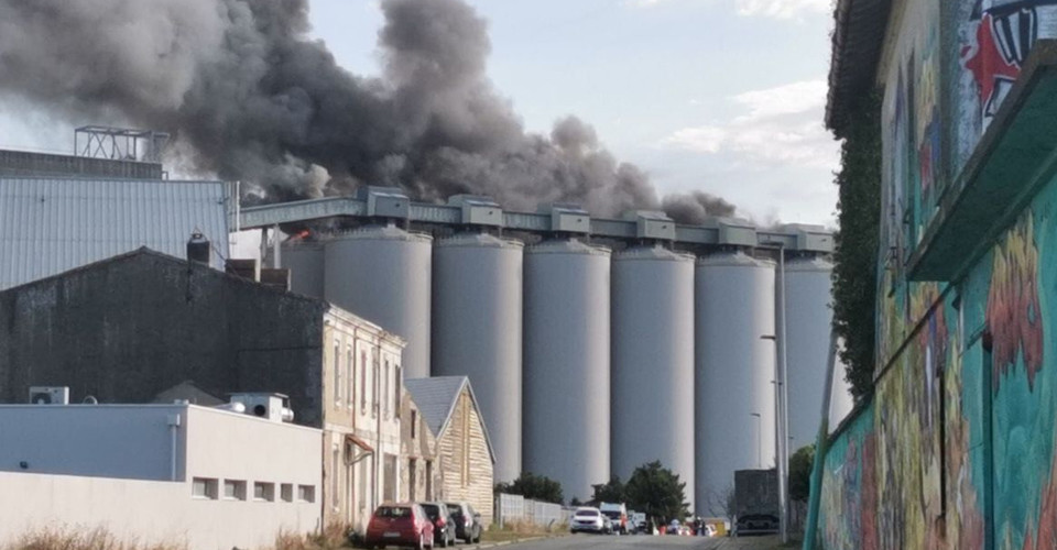 У Франції в порту Ла Рошель сталася масштабна пожежа на елеваторі із зерном Читайте на Ukr Net