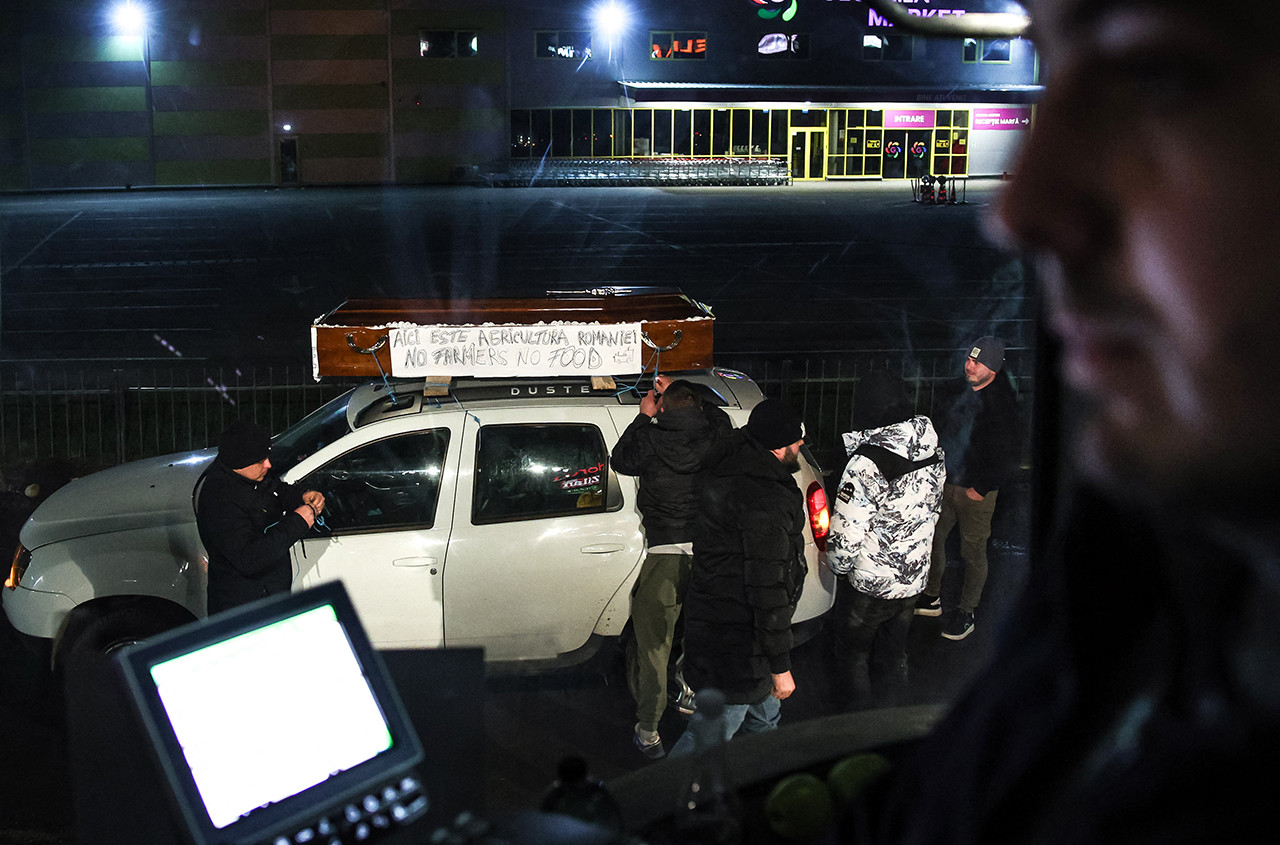 Romanian farmers block Halmeu-Diakove checkpoint on Ukrainian border