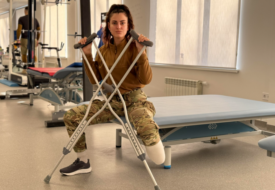 Снайперка Фенікс, яка втратила ногу на війні, лікується у Львові
