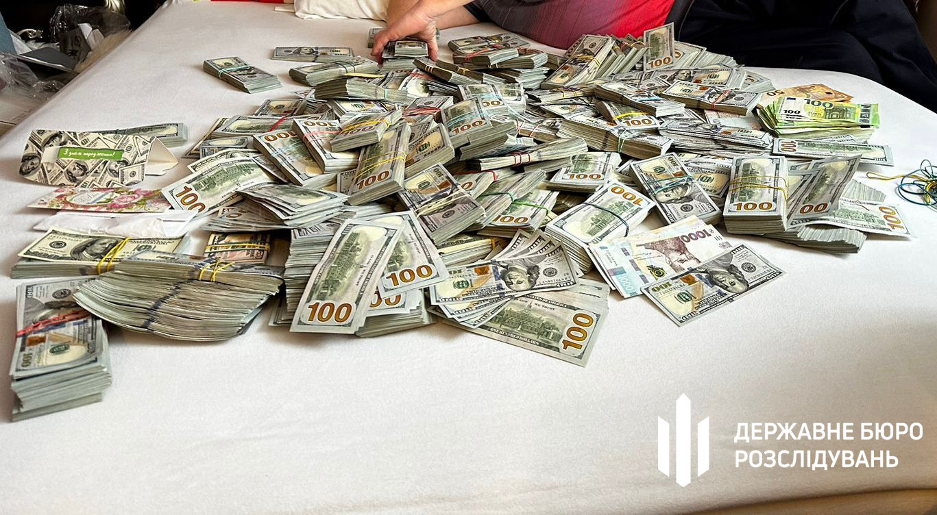 Голова Хмельницької обласної МСЕК під час обшуків викинула пів млн доларів у вікно