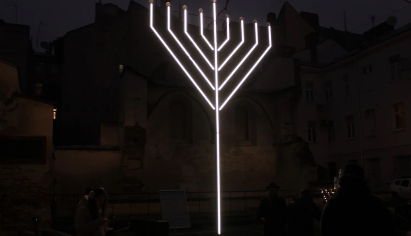 У центрі Львова невідомий пошкодили єврейську менору. Поліція затримала ...