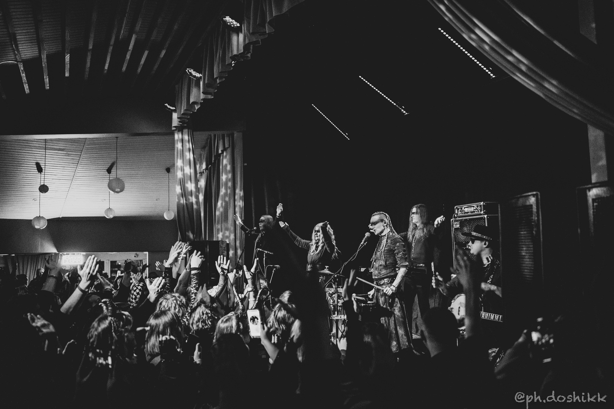 Квартал 95 використав музику ZWYNTAR без дозволу. Після розголосу її видалили з відео