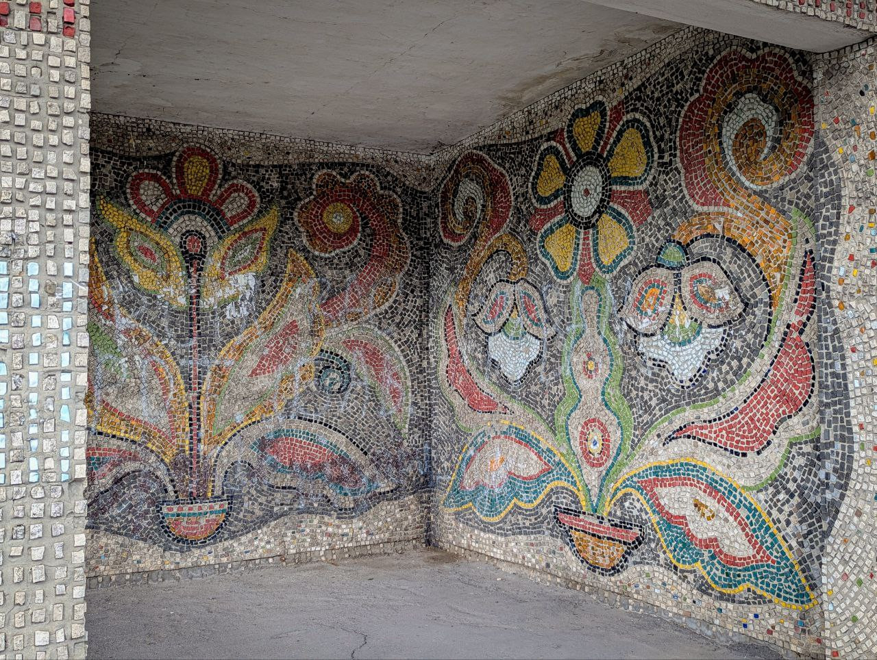 Через ремонт траси М‑09 у Смерекові знищили унікальну мозаїчну зупинку